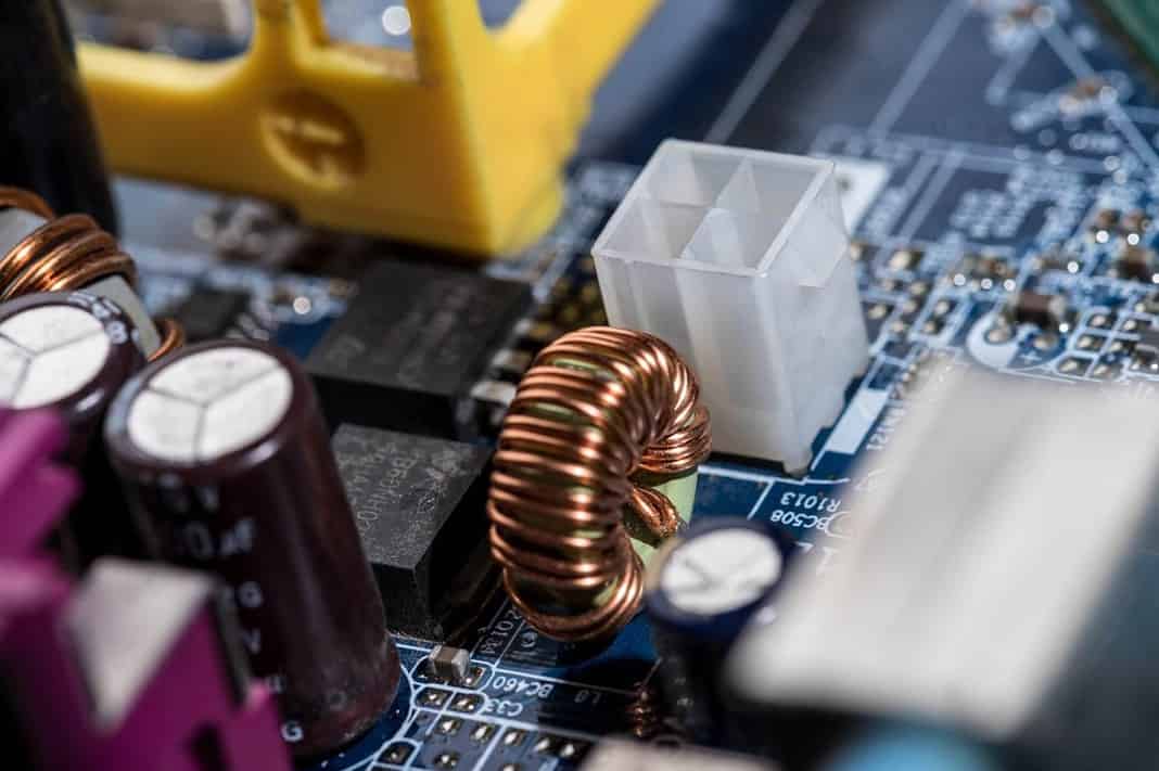 Which Invention Allowed Computers To Become Smaller In Size - Go Roboted